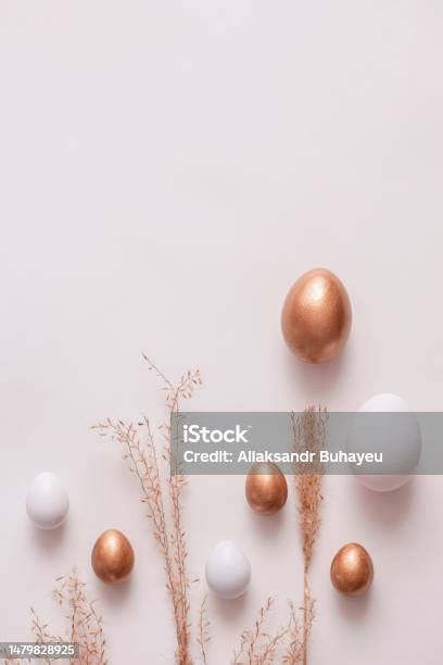 다른 패턴의 황금색 페인트로 채색 된 부활절 달걀의 상위 뷰 흰색 배경입니다 공간을 복사합니다 4월에 대한 스톡 사진 및 기타 이미지 Istock
