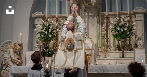 제단 옆에 서 있는 사제 사진 Unsplash의 무료 가톨릭 이미지