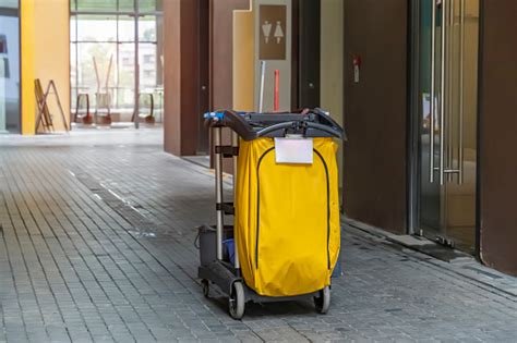 청소 용품이있는 공공 장소에서 깨끗한 카트 걸레 바닥 청소를위한 양동이 빗자루 특종 가정용 화학 물질 가정용 걸레 가사 집안일에 대한 스톡 사진 및 기타 이미지 Istock