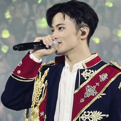 마부 On Twitter 이 옷 멤버들마다 디테일 다르대서 봤는데 진짜루 왼쪽 가슴에 장식들이 다 다름 도영이는 훈장