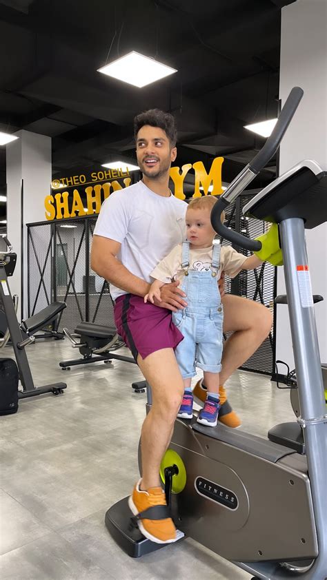 عکس بامزه و پربازدید از ساعد سهیلی با پسر کوچک اش