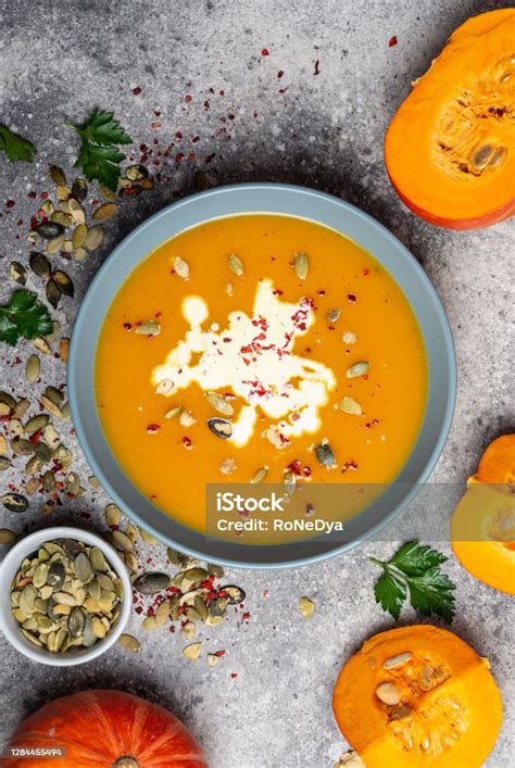 호박 크림 수프 에 그릇에 씨앗을 가진 돌 배경에 위쪽 보기 가을에 대한 스톡 사진 및 기타 이미지 가을 건강한 생활방식