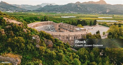 안탈리아 아스펜도스 고대 도시 원형 극장의 조감도 역사적인 목적지 아스펜도스 안탈리아 터키의 역사적 장소 가장 잘 보존된 고대 도시 아스펜도스 고대 도시의 조감도 최고의