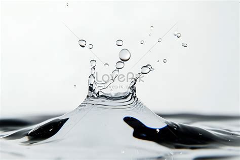 물은 스플래시 배경을 떨어 뜨립니다