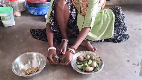 Sali Ghar Per Akele Sabji Kat Rahi Thi Jija Ne Sali Ko Chut Chudai Kar