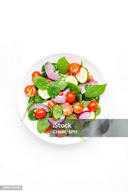 시금치 토마토 오이 적양파 올리브 오일을 곁들인 봄 건강 야채 샐러드 흰색 배경 평면도 0명에 대한 스톡 사진 및 기타 이미지 Istock