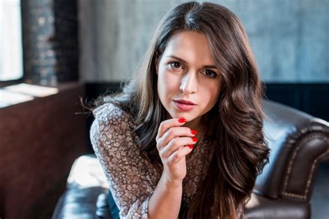 Hermosa joven mirando a cámara Foto Gratis