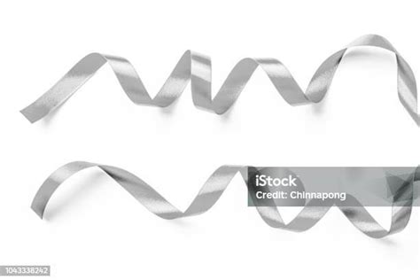 클리핑 경로와 흰색 배경에 고립 된 밝은 흰색 진주 회색 색상에 실버 새틴 리본 선물 상자에 대한 스톡 사진 및 기타 이미지 선물 상자 은색 0명 Istock