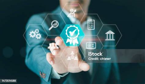 인증 및 표준화 프로세스 Iso 인증 비즈니스 국제 표준 및 품질 보증 개념 준수 Qa 및 품질 관리 또는 Qc를 통한 품질 관리 서비스에 대한 스톡 사진 및 기타 이미지