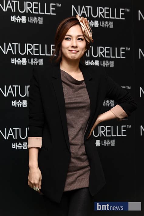 [포토] 채연 커다란 꽃장식에 시선 집중~ Bnt뉴스