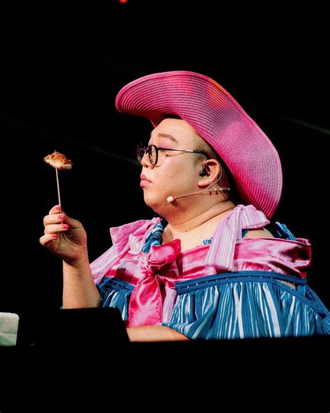 Alizabeth 娘娘 「好不好吃我說了算～」 最後大家一起喊的時候 我真的爽到起雞皮疙瘩 站在舞台上看到超多人 瞬間覺得真的好紅啊