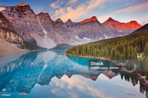 Lago Moraine En Sunrise Parque Nacional De Banff Canadá Foto De Stock Y