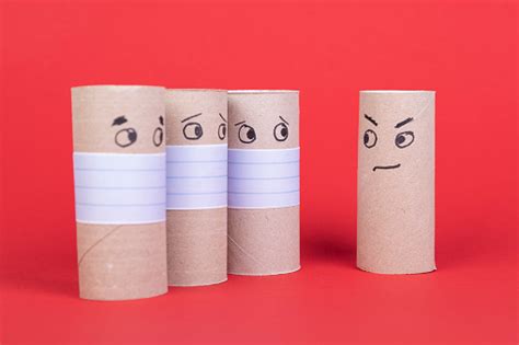 빈 화장지 롤 4개 입 보호 없이 얼굴을 바라보는 얼굴 마스크 3개 보호 마스크에 대한 스톡 사진 및 기타 이미지 보호 마스크 제거 0명 Istock