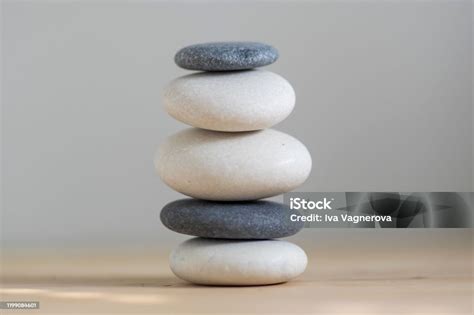 나무 배경에 돌 케언 돌 타워 간단한 자세 돌 단순 조화와 균형 검은 색과 흰색 자갈 0명에 대한 스톡 사진 및 기타 이미지 Istock