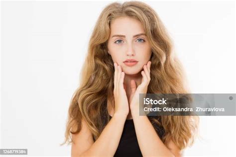 Blonde Mädchen Mit Langen Und Glänzenden Welligen Haarstil Isoliert Auf