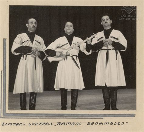 Iverieli მომღერალი მამაკაცები ეროვნულ სამოსში