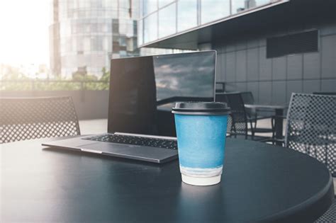 도시의 비즈니스 지구에있는 거리 카페의 테이블에 커피와 오픈 노트북의 종이 컵 거리에 대한 스톡 사진 및 기타 이미지 거리 노트북 단면도 Istock