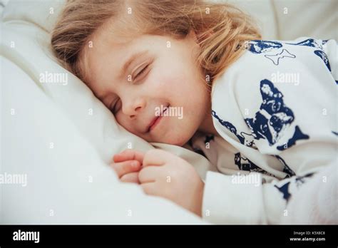 Mädchen Schläft Im Bett Fotos Und Bildmaterial In Hoher Auflösung