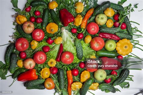 수확된 계절 야채와 과일 허브 애플 가지 토마토 양파 딜 파 슬 리 상 추 오이 및 달콤한 고추의 다양 한의 상위 뷰 가을에 대한 스톡 사진 및 기타 이미지 Istock