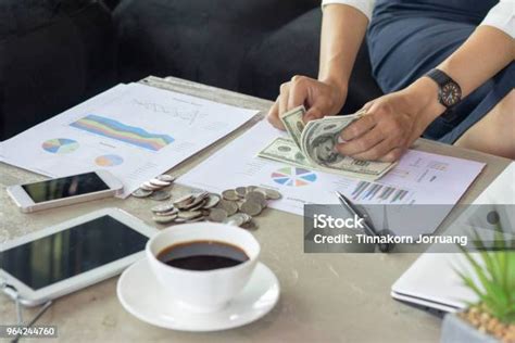 여자는 돈을 사업가 일 재정 고문 계산과 돈 지폐를 계산 남자에 대한 스톡 사진 및 기타 이미지 남자 여자 주기 Istock