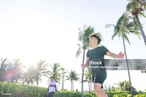 공을 던지기 위해 점프하는 남자 비치 발리를 하는 동남아시아인 20 24세에 대한 스톡 사진 및 기타 이미지 20 24세 25 29세 건강한 생활방식 Istock