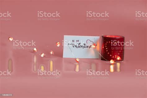 심장과 메모가있는 빨간 촛대는 빨간색으로 격리 된 내 발렌타인 데이와 낭만적 인 전구가 될 것입니다 발렌타인 카드에 대한 스톡 사진 및 기타 이미지 Istock
