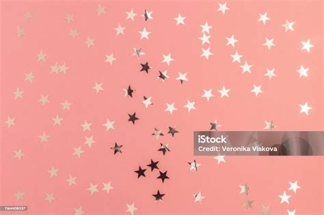 부드러운 분홍색 배경에 실버 별반짝 반짝입니다 장식 크리스마스와 새해 파티 배경입니다 축제 템플릿입니다 복사 공간이있는 인사말 카드 다채로운 색조 글리터 텍스처 분홍에 대한