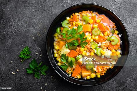 건강 한 채식 야채와 렌즈콩과 야채 수프입니다 야채와 렌즈콩 수프 감자 요리에 대한 스톡 사진 및 기타 이미지 감자 요리 건강한 생활방식 건강한 식생활 Istock