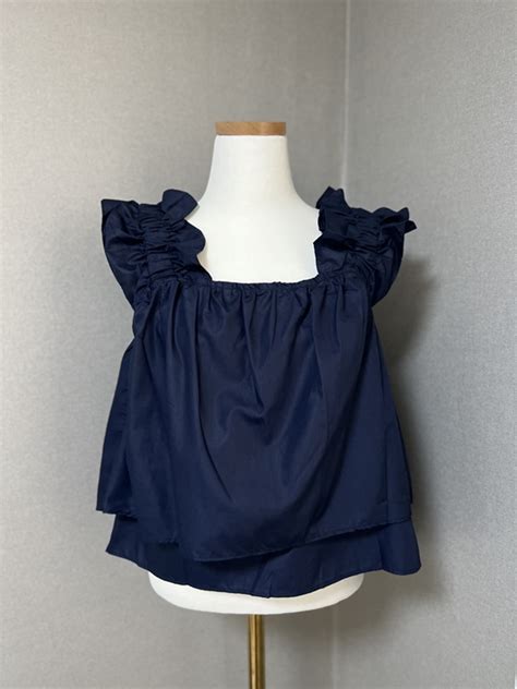 로맨틱무드러블리 어깨 스모크 셔링 프릴 나시 블라우스 에이블리