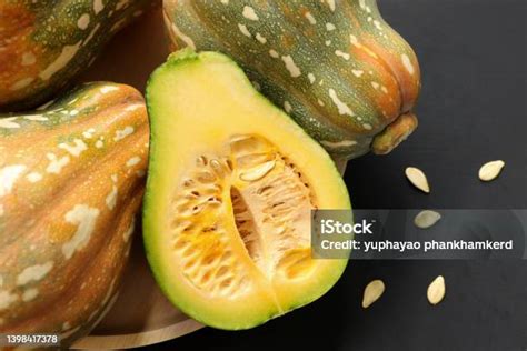 신선한 버터넛 스쿼시 블랙 바탕에 생 유기농 버터넛 스쿼시 건강 식품 0명에 대한 스톡 사진 및 기타 이미지 0명 가을 건강한 식생활 Istock