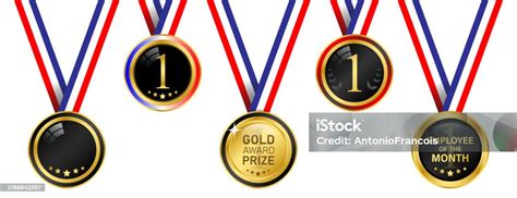 파란색 흰색 빨간색 리본이 달린 금메달 우승자와 챔피언을 위한 금속 보상 배지가 있는 트로피 메달 Championship에 대한 스톡 벡터 아트 및 기타 이미지 Istock