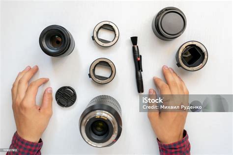 마스터 수리 현대 카메라 장비의 상단보기 렌즈에 먼지를 청소 광학 기기에 대한 스톡 사진 및 기타 이미지 광학 기기 긁힌 기술자 Istock