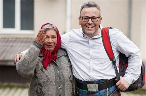 4 000 кілометрів на шкільному автобусі як волонтери з Шотландії їхали в Суми Хмарочос