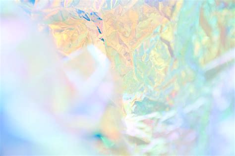 투명 홀로그램 주름진 자개 폴리에틸렌 배경 복사 공간이 있는 파란색 보라색 및 분홍색 파스텔 톤의 홀로그램 다채로운 플라스틱 필름 1980 1989 년에 대한 스톡 사진 및