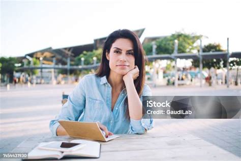 화창한 날 야외에서 메모장에 글을 쓰는 진지한 숙련된 여성 기자의 절반 길이 초상화 카페 테라스에서 정보를 배우고 메모하는 숙련된 지적인 여성 학생의 카메라 모습 35 39