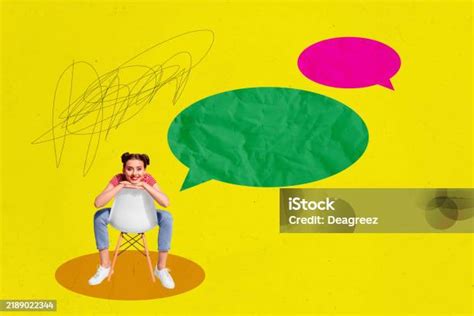 트렌드 삽화 포스터 합성 스케치 이미지 콜라주 밝은 색상 공간 젊은 아가씨 앉아 의자 헤어 스타일 귀여운 미소 연설 구름 채팅 Sms 20 24세에 대한 스톡 사진 및 기타