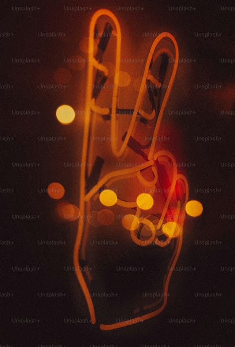 배경에 조명이 있는 네온 사인의 클로즈업 사진 Unsplash의 보케 이미지