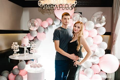 포옹과 커플을 즐기고 배경 공기 풍선 생일 파티에 세인트 발렌타인 데이를 축하하면서 함께 시간을 보내고 행복한 가족 사랑 2명에 대한 스톡 사진 및 기타 이미지 Istock