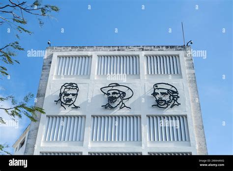 Building With Metal Faces Of Fidel Castro Ernesto Che Guevara Nd