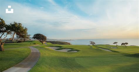 물로 이어지는 길이 있는 녹색 골프 코스 사진 Unsplash의 무료 밭 이미지