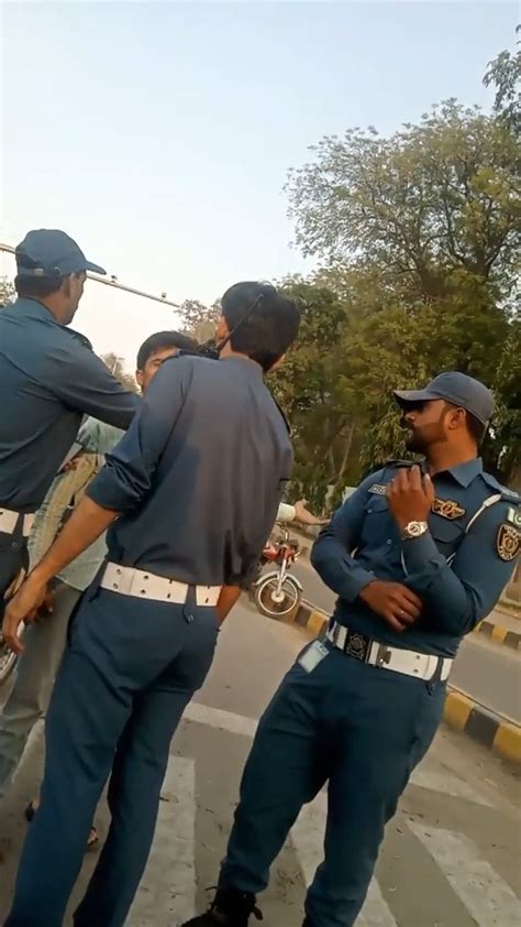 لڑکے کی پولیس والے کے ساتھ بدمعاشی پولیس والا بھی کم نہ نکلا😂😱 لڑکے