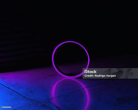 밝은 반지 분홍색과 파란색 바닥에 반사가있는 자홍색과 청록색 검은 색 배경 움직이는 빛 반지 0명에 대한 스톡 사진 및 기타