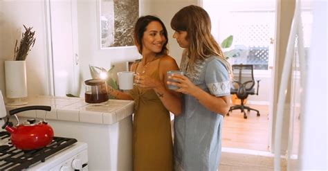 Zwei Frauen Küssen Sich Beim Tee · Kostenloses Stock Video