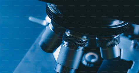 실험실에서 금속 렌즈를 사용한 과학 현미경의 근접 촬영 실험실 장비 광학 현미경 사진 Unsplash의 태국 이미지