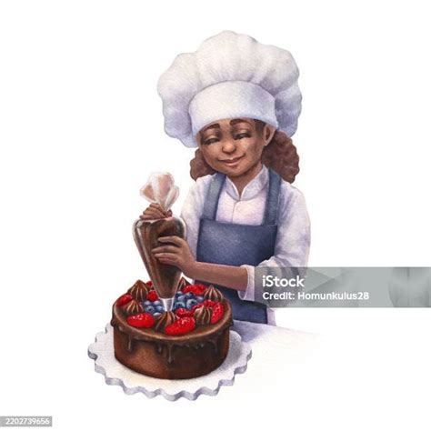 요리사 모자와 앞치마를 두른 귀여운 아프리카 소녀가 패스트리 백을 사용하여 초콜릿 베리 케이크에 휘핑크림을 바르고 있습니다 가공의 인물에 대한 스톡 벡터 아트 및 기타