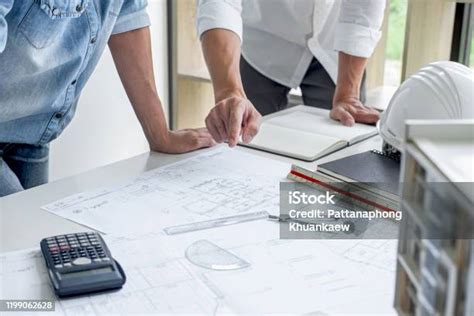 건축 엔지니어 팀워크 회의 작업장에서 건축 프로젝트 및 엔지니어링 도구 그리기 및 작업 기술 도면에 대한 작업 개념 개발에 대한