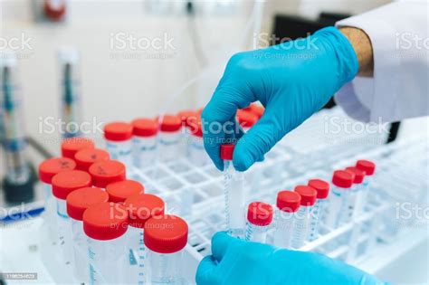 연구원 의사 과학자 물리학자 또는 실험실 조수가 테스트 유리 튜브를 들고 장비 도구 및 기계로 현대 실험실에서 작업 실험 및 분석합니다 Dna에 대한 스톡 사진 및 기타