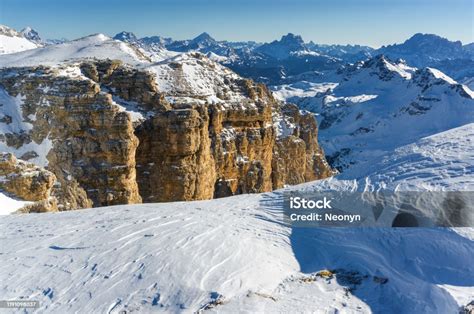 발 디 파사 트렌티노 알토 아디지 지역 이탈리아의 카나제이 근처 파소 포르도이의 관점에서 돌로미테 알프스의 햇볕이 잘 드는 전망 겨울에 대한 스톡 사진 및 기타 이미지