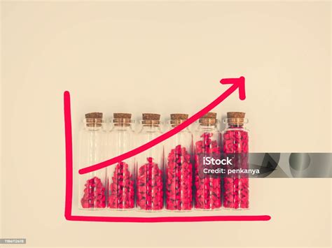 교차 처리 톤 효과 선명한 또는 활기찬 빨간 자갈과 밝은 노란색 파스텔 색상 배경에 빨간색 그래프 차트를 그리기 작은 유리 병 비즈니스 성장 개념 또는 아이디어 자갈 바위에