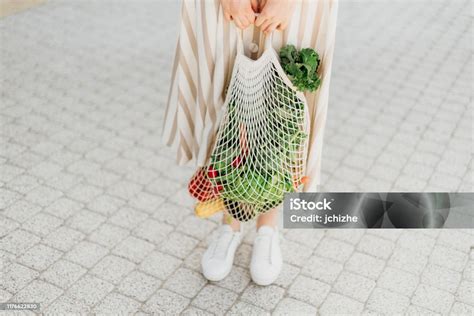 비닐 봉지 나무 배경없이 야채와 메쉬 쇼핑 백과 면 구매자를 들고 소녀 제로 폐기물 플라스틱 무료 개념 지속 가능한 라이프 스타일 배너 가방에 대한 스톡 사진 및 기타